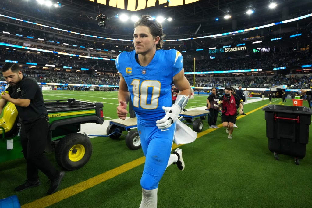 Madison Beer brings mom and brother to boyfriend Justin Herbert’s ...