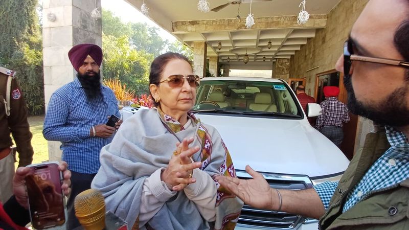 Navjot firm, says won’t back 'thieves'