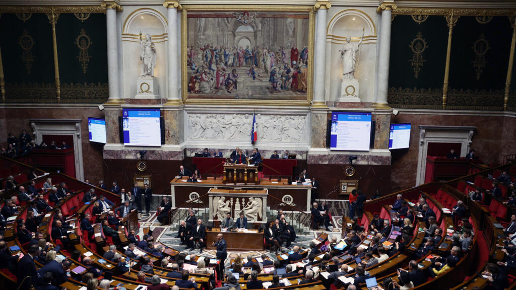 France : le Parlement adopte une loi spéciale pour pallier l'absence de ...