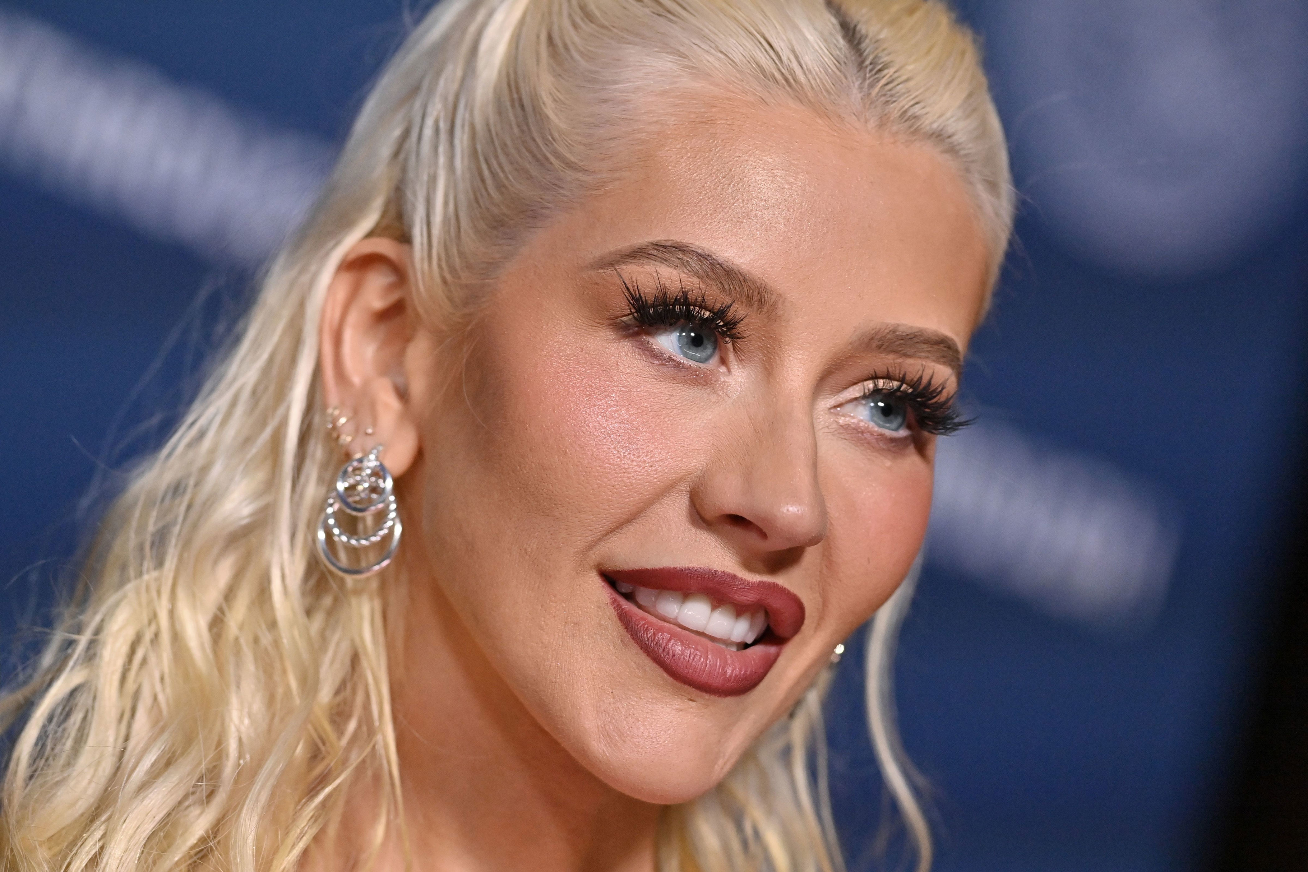 Christina Aguilera's retro holiday manicure is all the seasonal nail ...