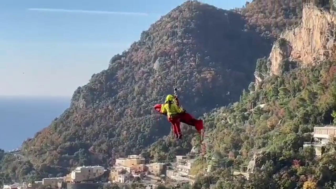 Operaio in un burrone a Positano. Le immagini del salvataggio con l ...