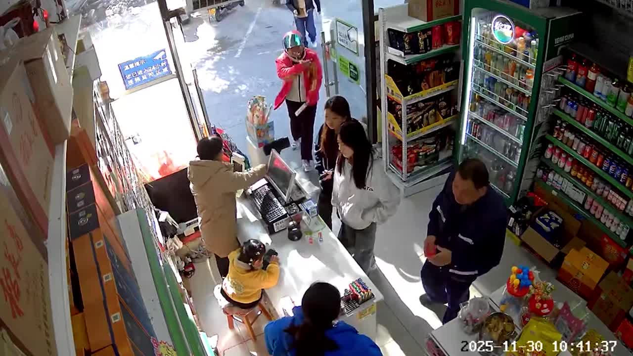 Quick-thinking shop worker performs Heimlich manoeuvre on choking food ...