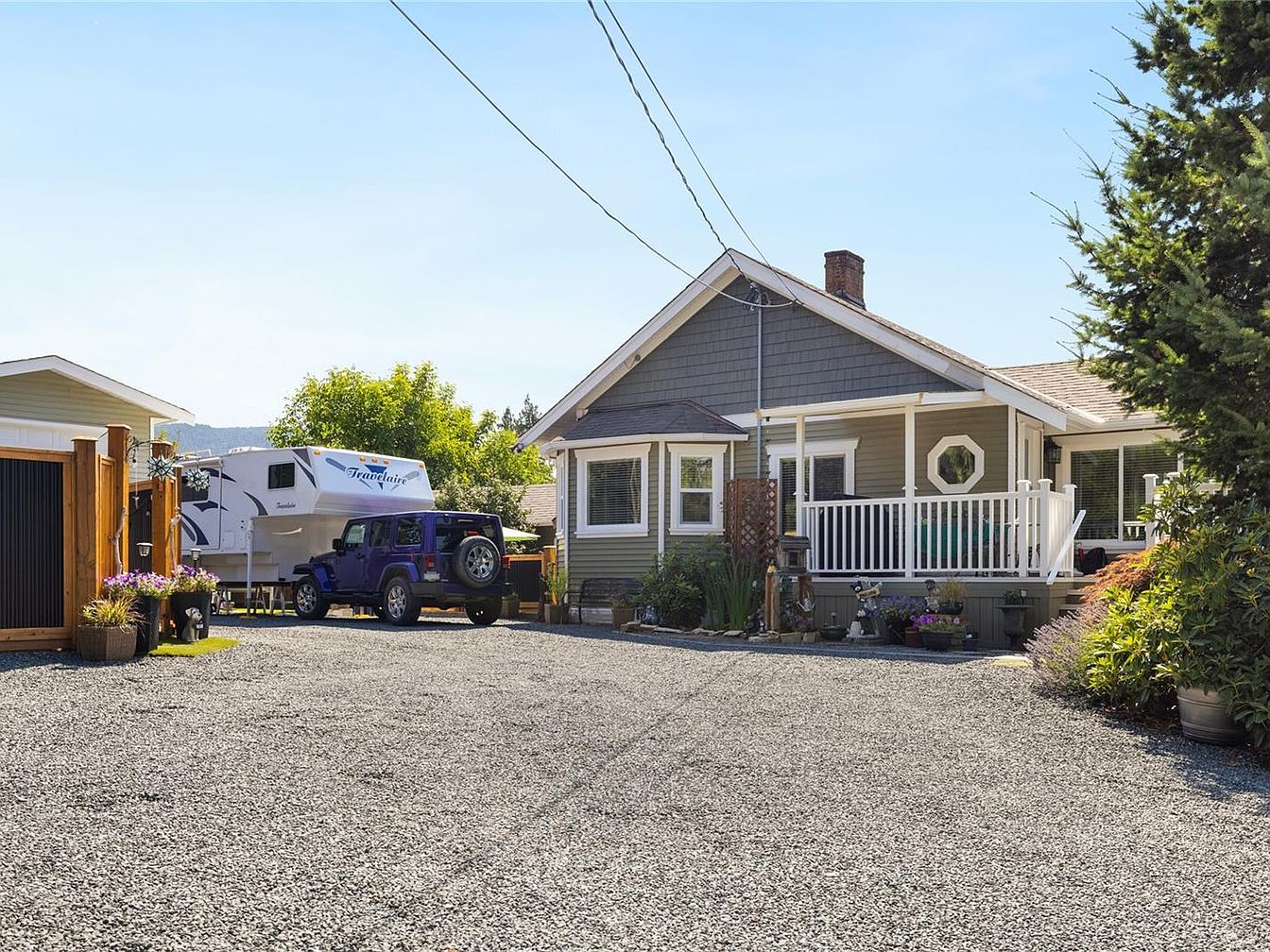 Customized 1920 retreat in North Cowichan, British Columbia with a ...