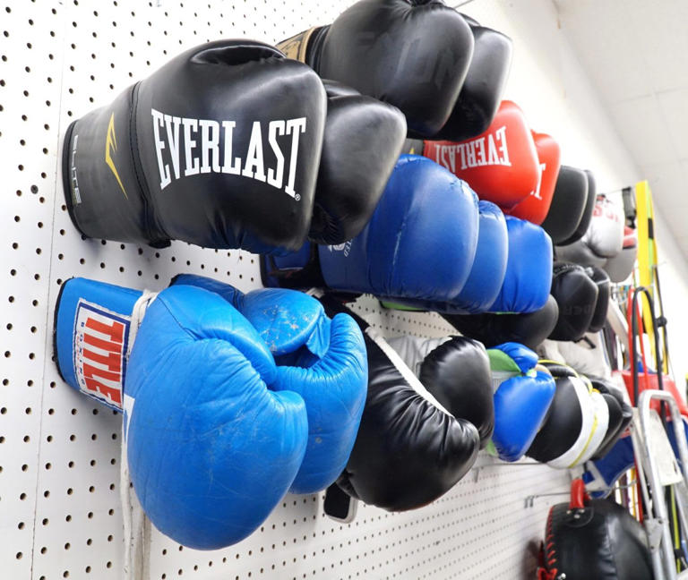 Frank Martin scores vicious KO in junior welterweight debut, blasts out ...