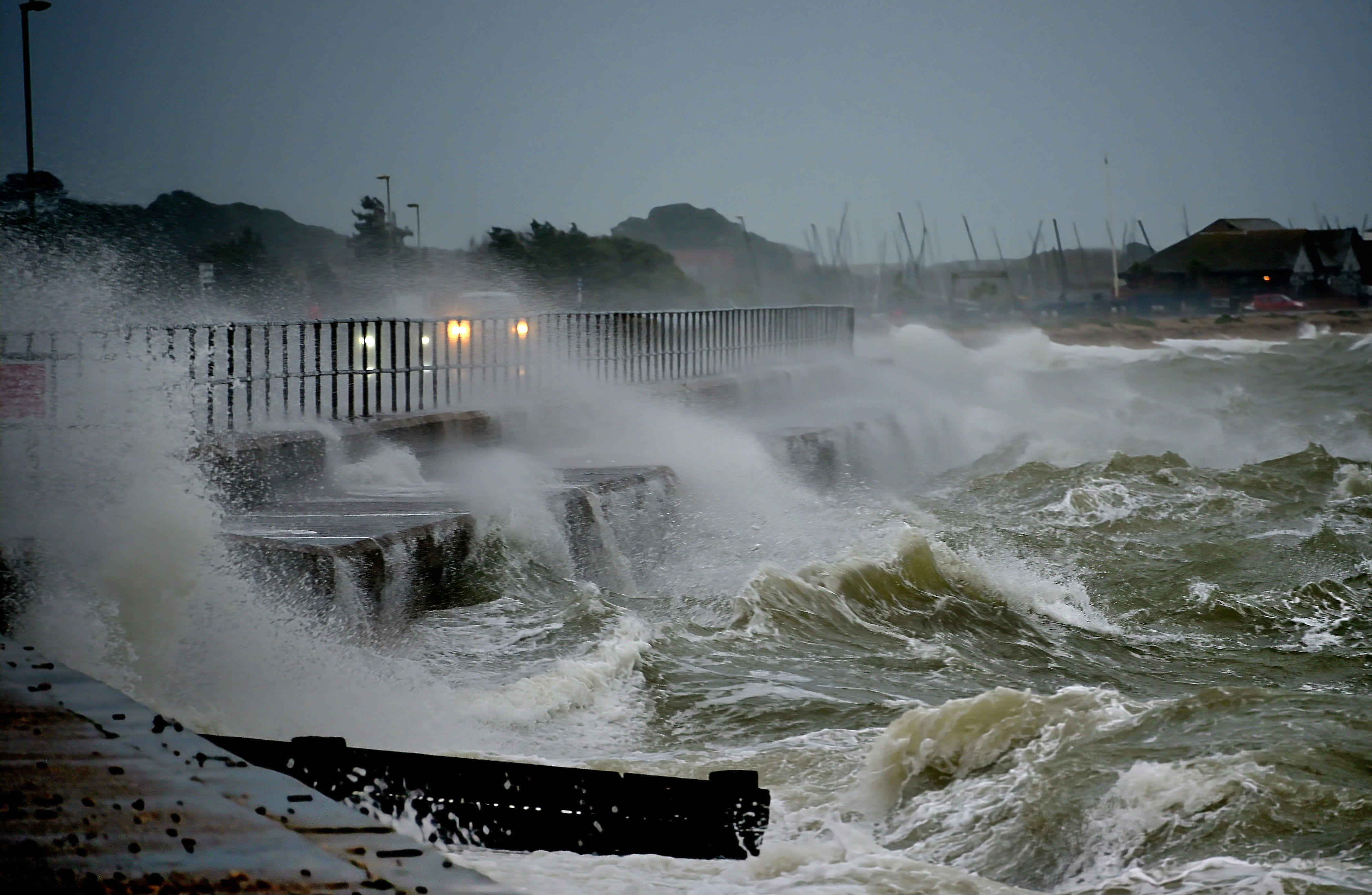 Dramatic pictures show stormy seas hitting the Hampshire coast as ...