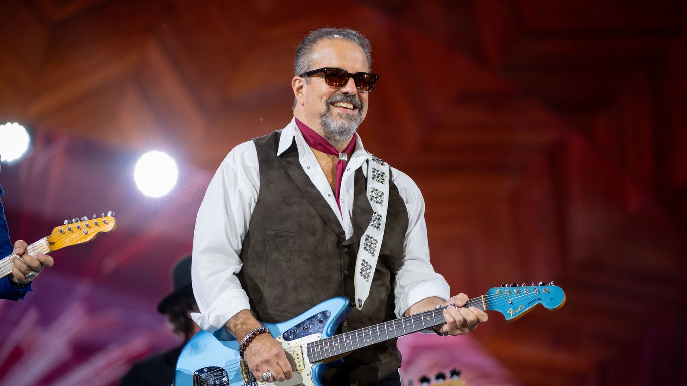 Raul Malo, one-of-a-kind frontman of the Mavericks, died at age 60