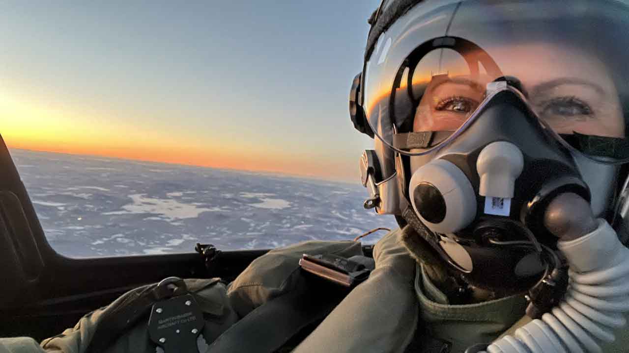 Vídeo: Crown Princess of Sweden flies in a JAS 39 Gripen fighter jet ...