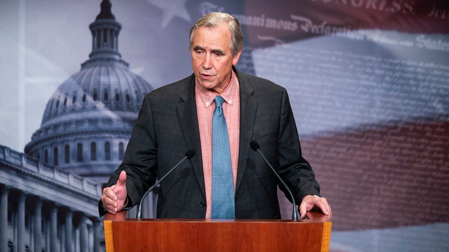 Senate Democrats introduce bill to block Trump from putting face on ...