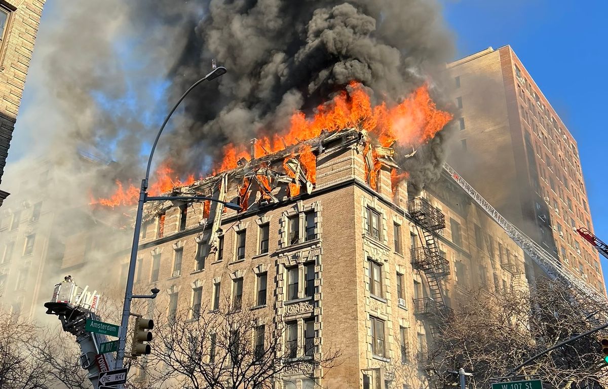 Etats-Unis : Violent incendie à New York, le toit d’un immeuble s ...