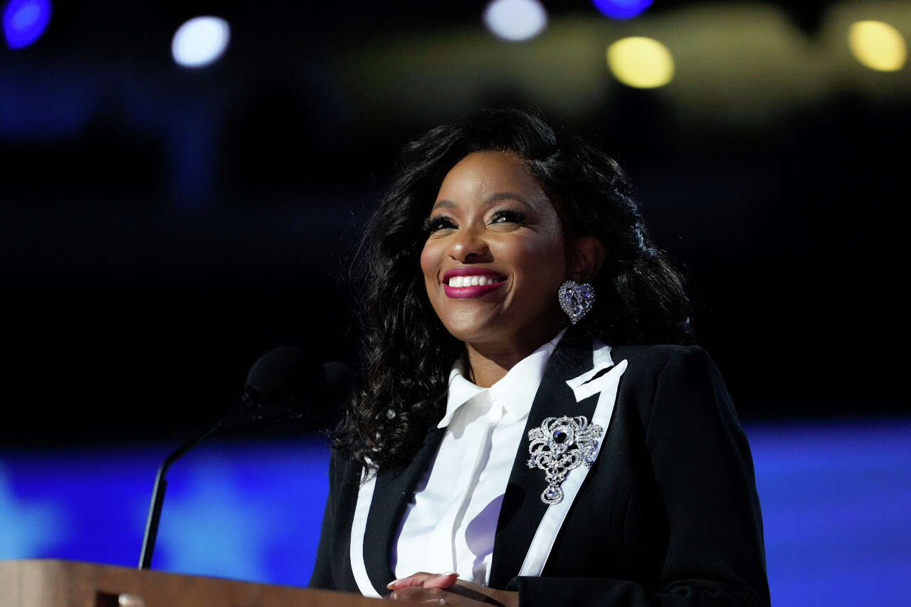 Las Culturistas host says 'don't waste your money' on Jasmine Crockett ...