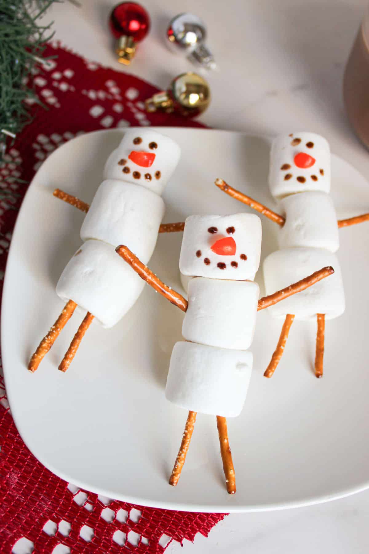 Marshmallow snowmen for your hot chocolate
