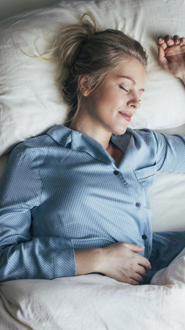 Body jerks in sleep : झोपेत अचानक शरीराला झटका का येतो?