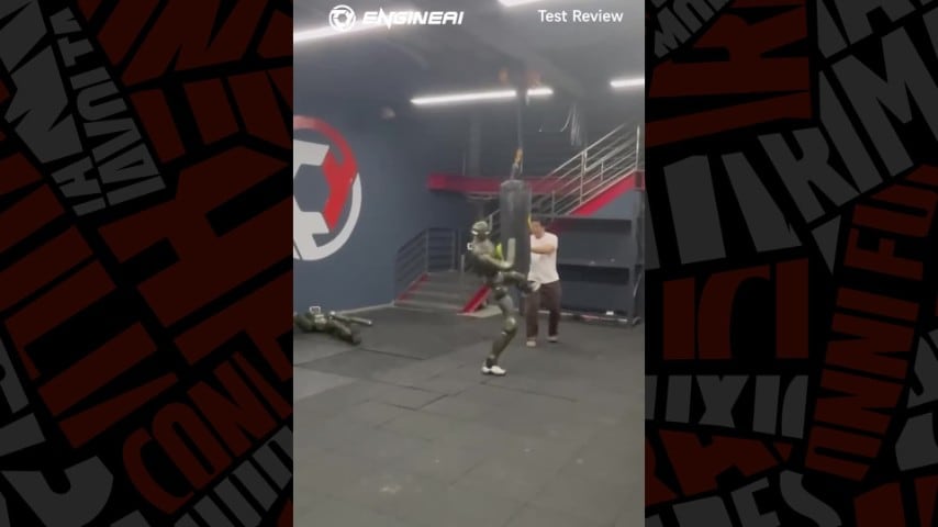 Il video del robot che tira un calcio al CEO dell'azienda