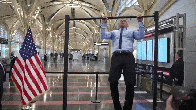 71-year-old US health minister demonstrates 20 pull-ups