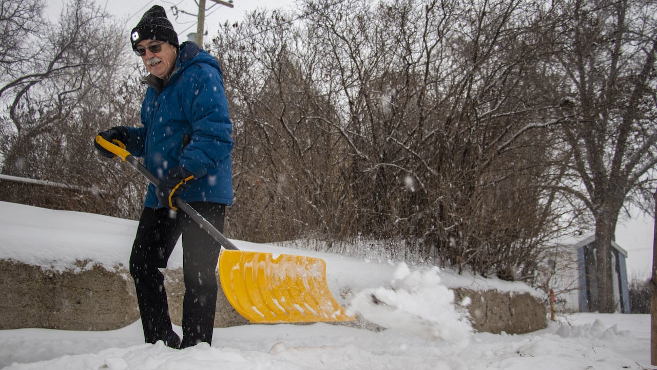 Alberta clipper bringing 'messy conditions' to southern Manitoba ...