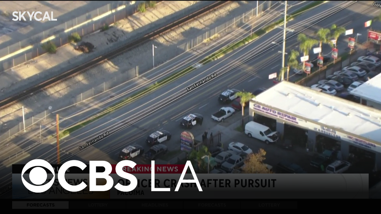 Suspect flees after crashing into LAPD car during pursuit in Pacoima