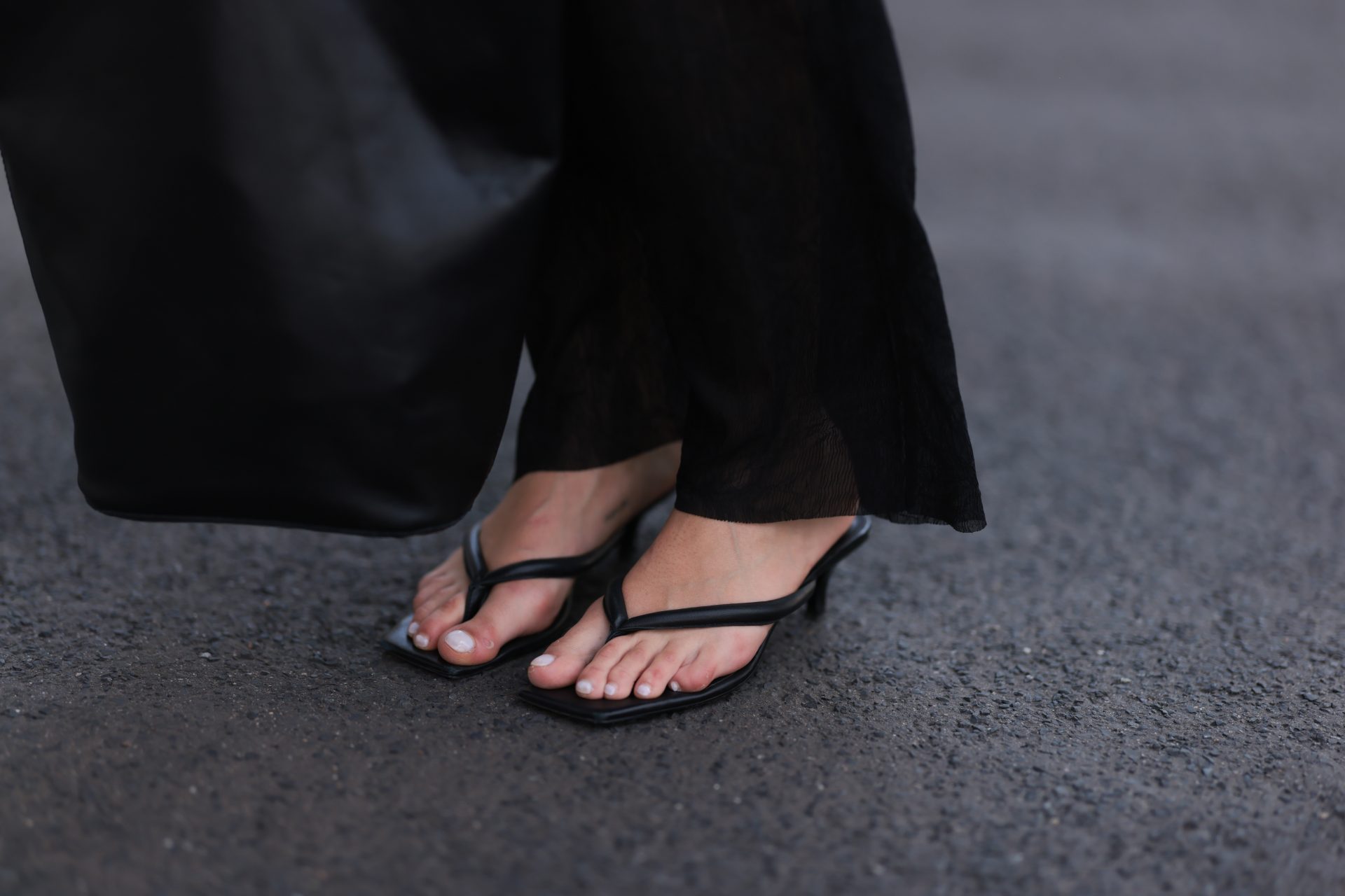Heeled flip-flops, a summer trend: How to wear them?
