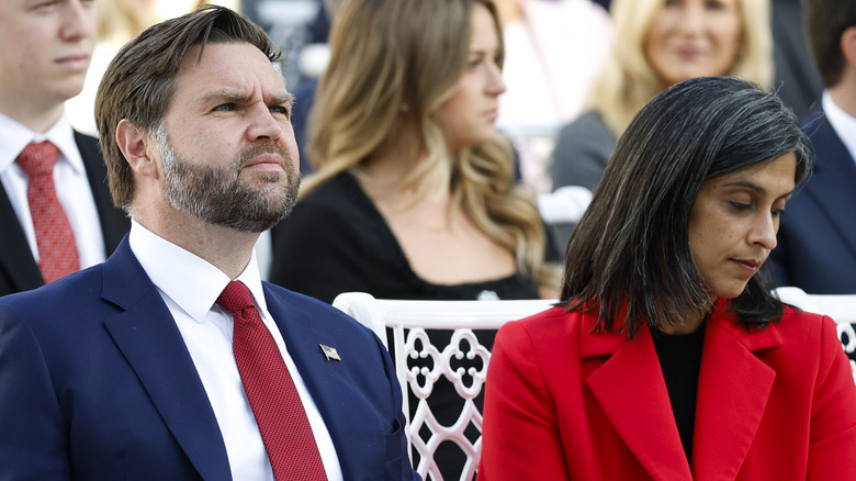 JD Vance's sweaty ego can't resist boosting viral photo of 'fight' with ...
