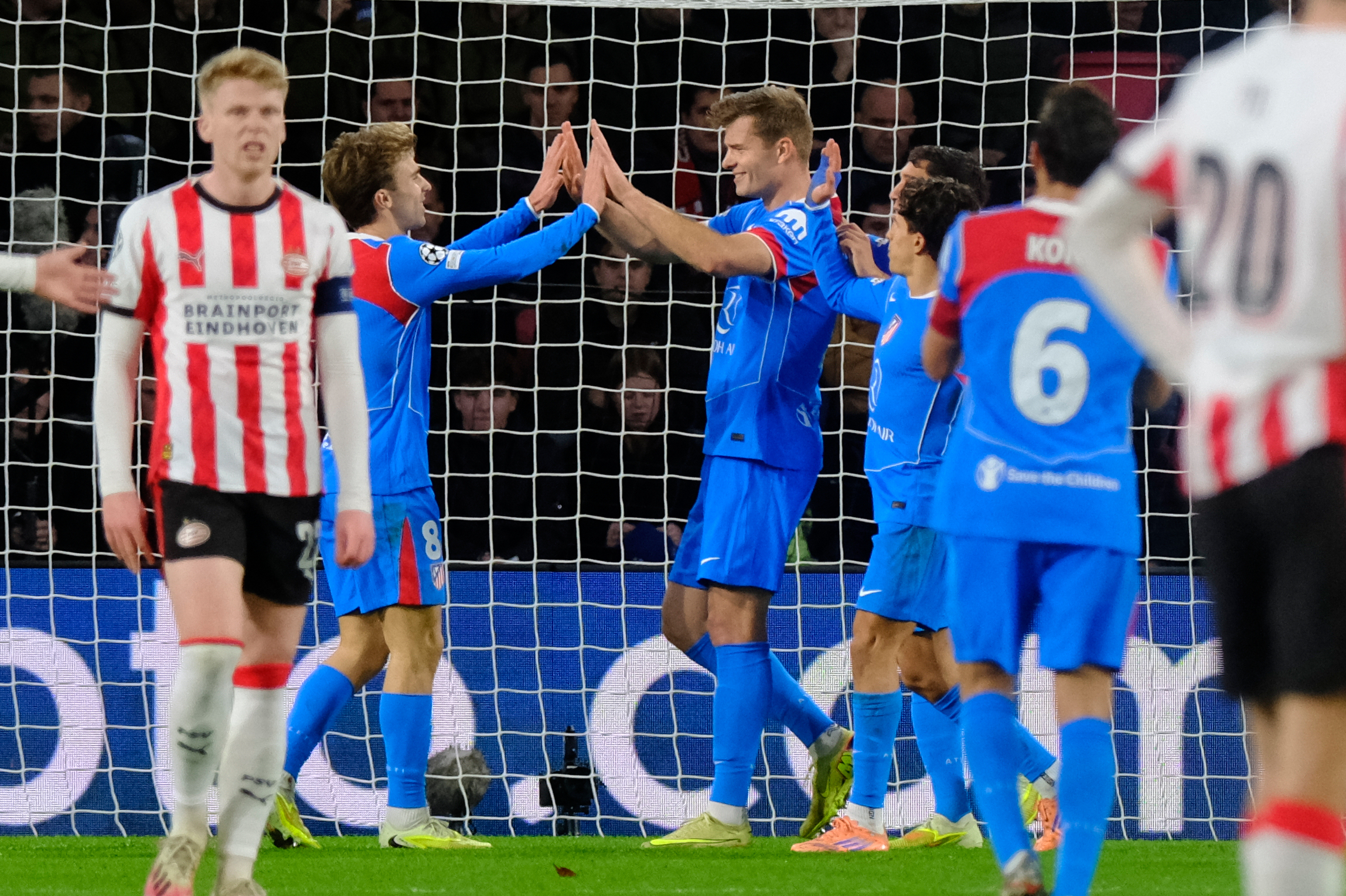 El Atlético disfruta y sufre para vencer en Eindhoven