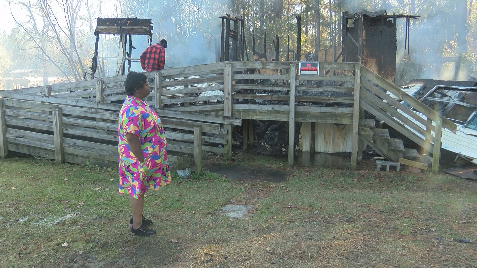 Woman loses mobile home of nearly 30 years in Bladen County fire