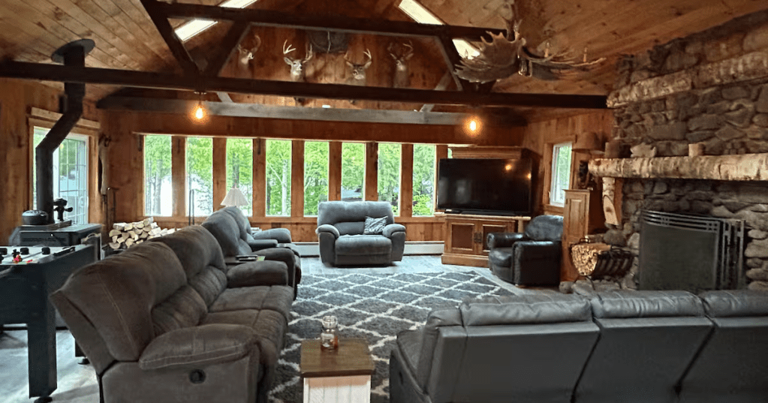 You'll feel like you're sleeping in a Hallmark movie set in this Maine ...