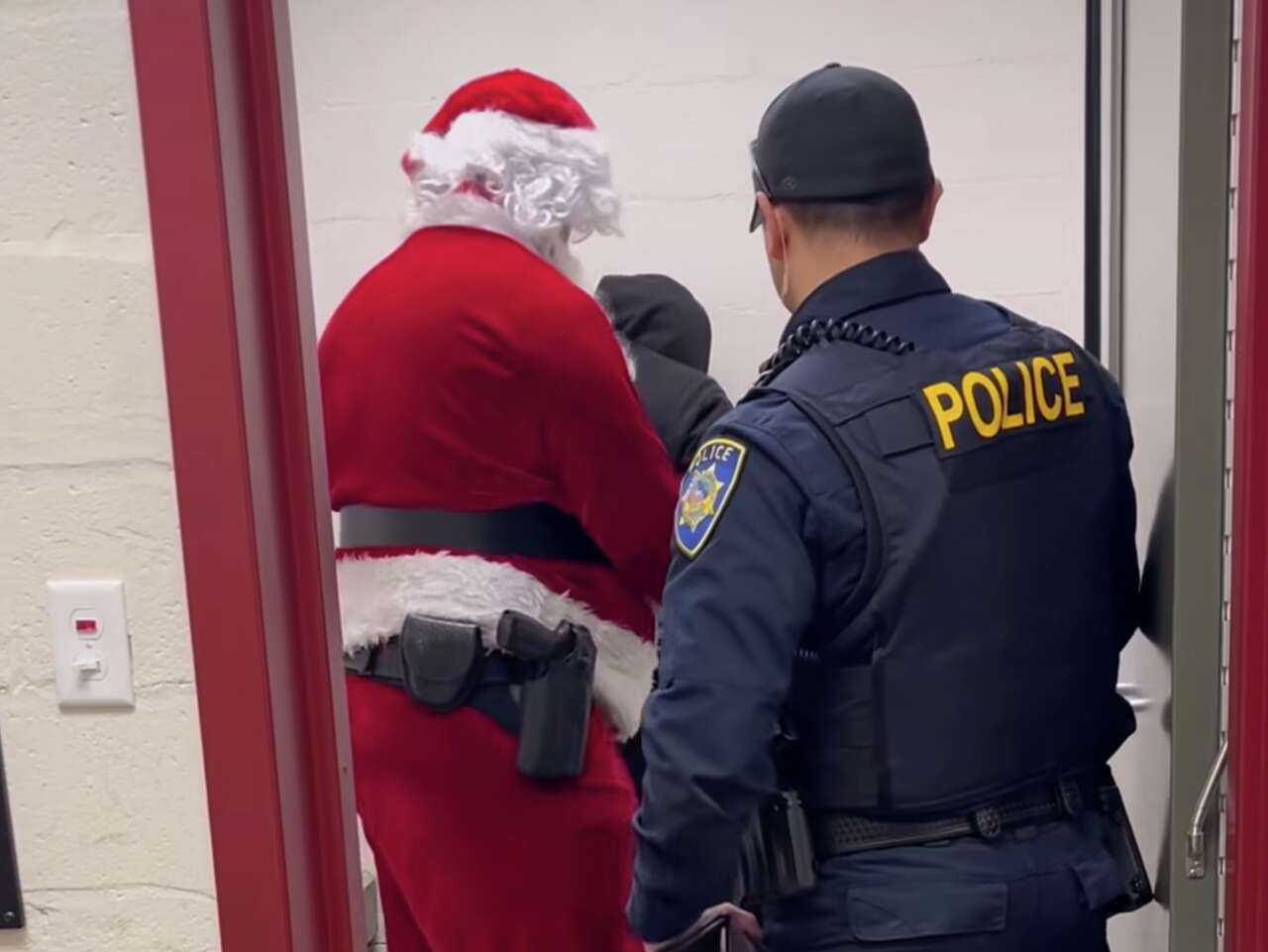 Cop in Santa suit busts alleged Christmas tree thieves at Bay Area Safeway
