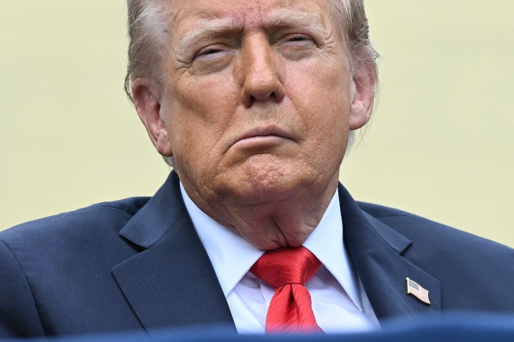 'Both hands now?' Trump's appearance blows up as his right hand ...
