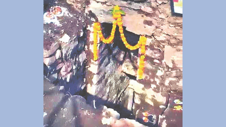 Hidden Shiv-era door at Talgad | तळगडावर सापडला शिवकालीन गुप्त दरवाजा