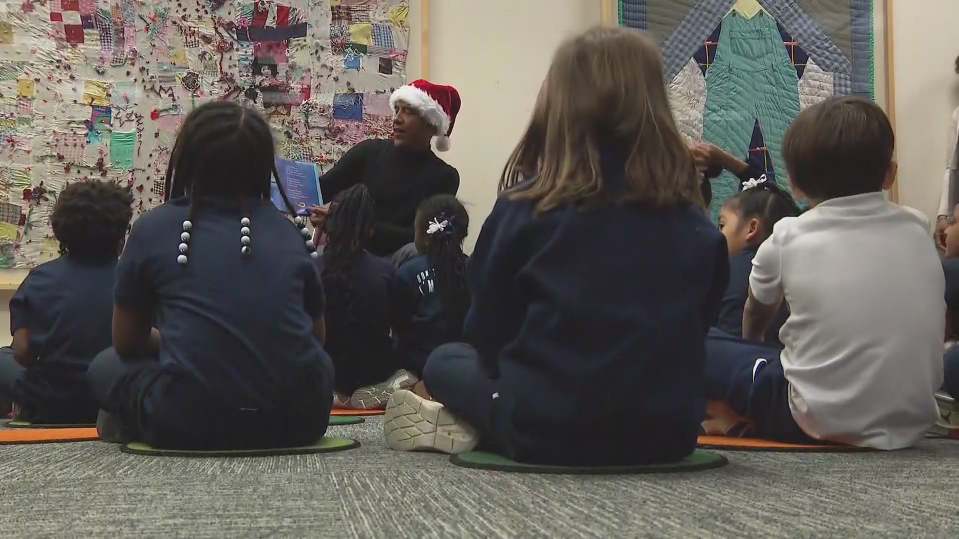 'Santa' Obama surprises Chicago elementary school students