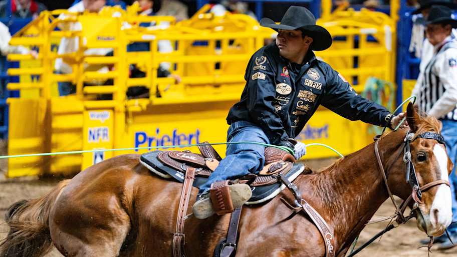 Tomlinson and Graves smash team roping record with round 6 win
