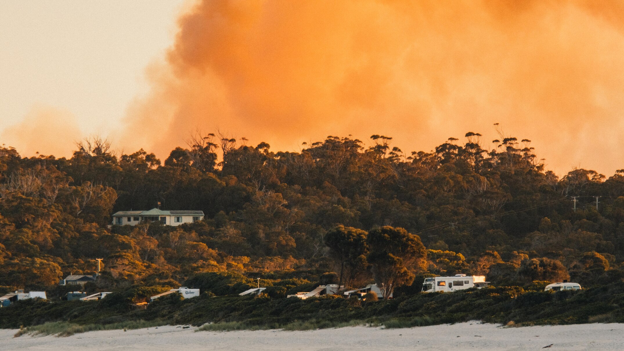 Stieglitz residents stay to defend homes amid bushfire near St Helens ...