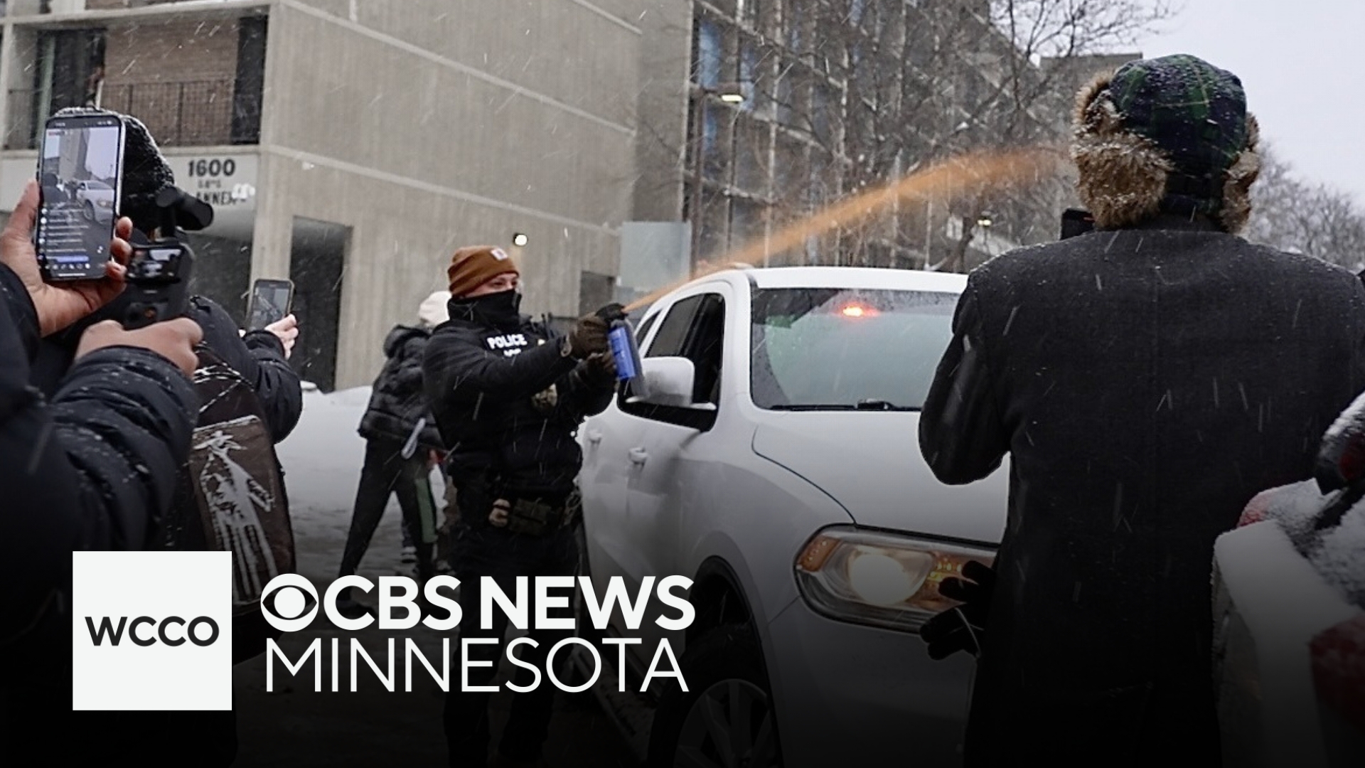 ICE on video using pepper spray against crowd in Minneapolis