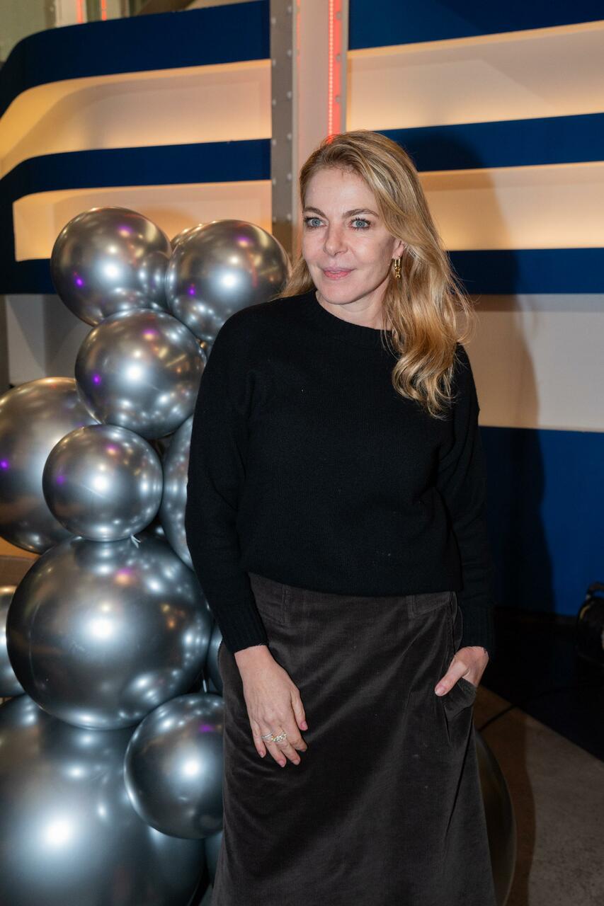 Simone Belli, i look al party di Natale: Sarah Felberbaum a quadretti ...