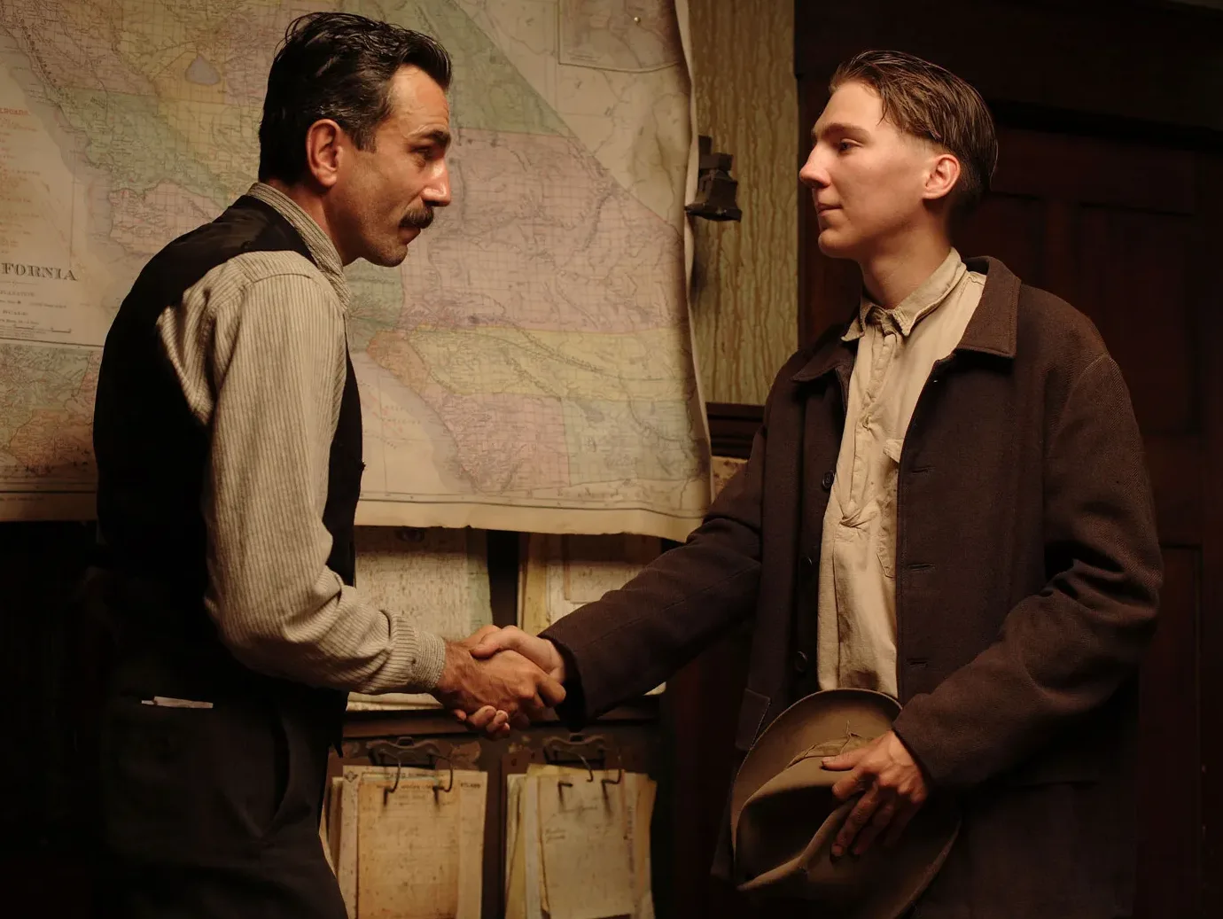 O Daniel Day-Lewis υπερασπίζεται τον Paul Dano μετά την επίθεση του ...