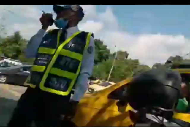 Video | Sin piedad, un motociclista agredió a puño limpio a un guarda ...