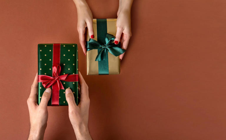 How to dress up Christmas gifts without disposable wrapping paper