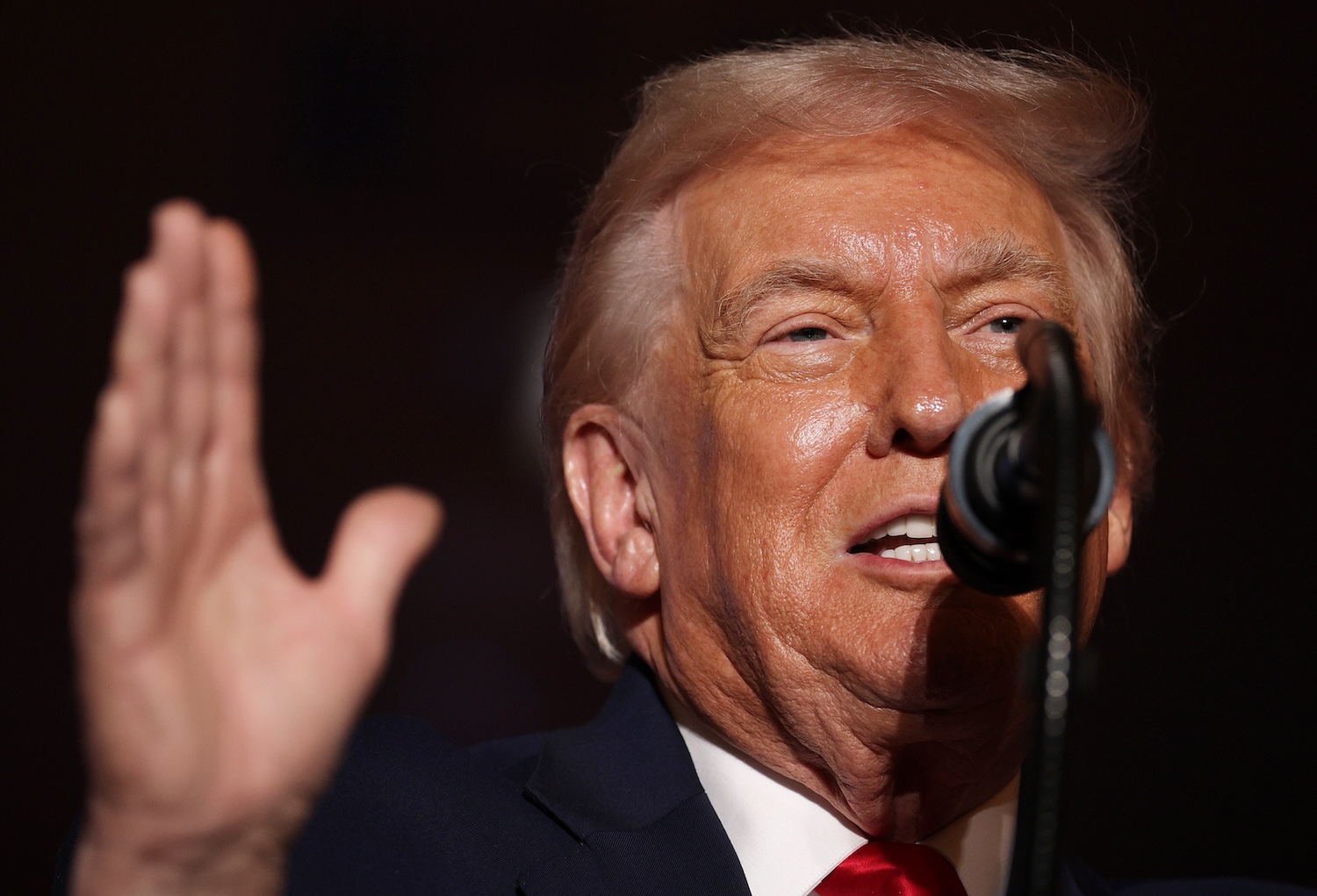 Trump says North Korea has strongest border in the world: "7 walls of wire"