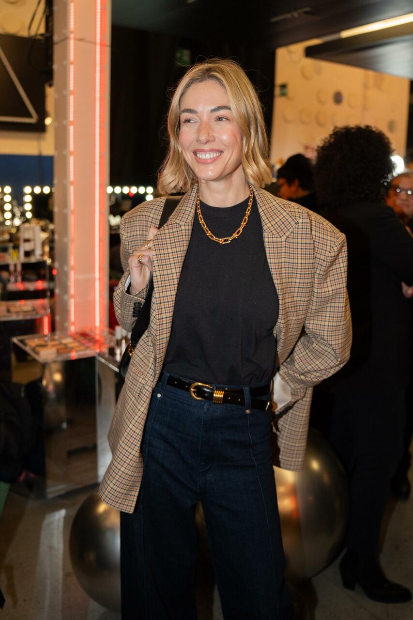 Simone Belli, i look al party di Natale: Sarah Felberbaum a quadretti ...