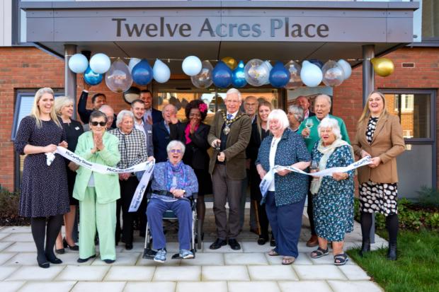 New retirement community celebrates grand opening with music and cake