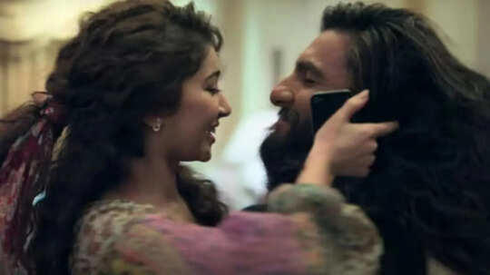 Dhurandhar star Sara Arjun shows how to wear bold florals with ease ...