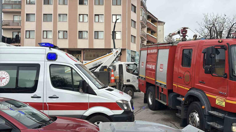 Üst katları otel olarak kullanılan iş merkezinde çıkan yangın, ekipleri ...