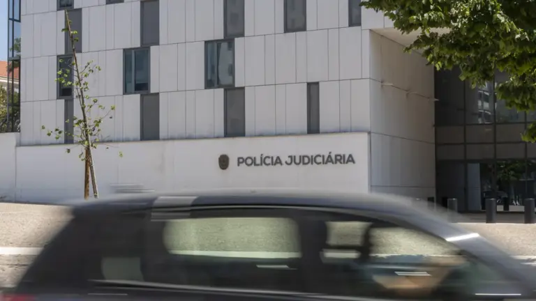 Jovem de 16 anos baleado nas Festas de Tires, em Cascais. PJ investiga