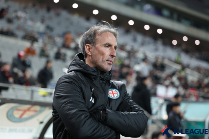 Melbourne City coach cold water for Lingard's farewell match. Lingard ...