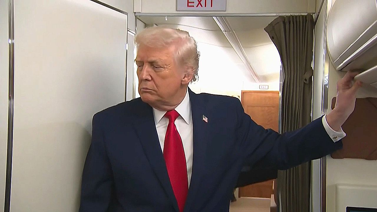 Trump interrupted by bathroom door during gaggle on Air Force One