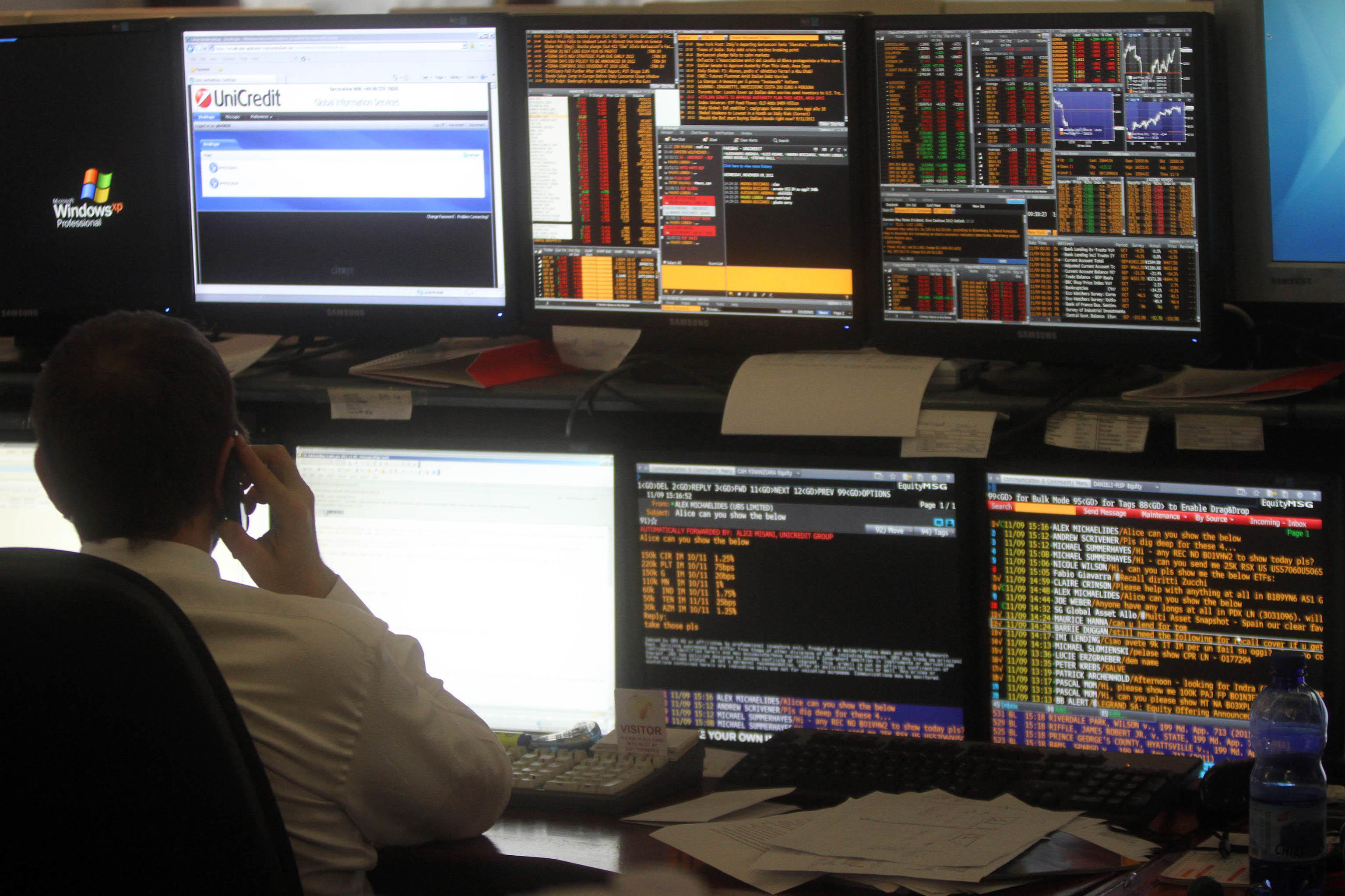 Borsa: Milano la peggiore in Europa (-0,51%), pesa Buzzi, bene Campari