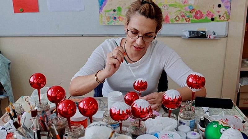 Bulgarie : Des artisans handicapés créent des boules de Noël uniques