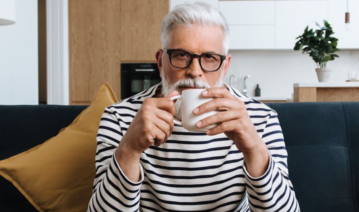 Science didn't just confirm that old people wake up earlier, the reason ...