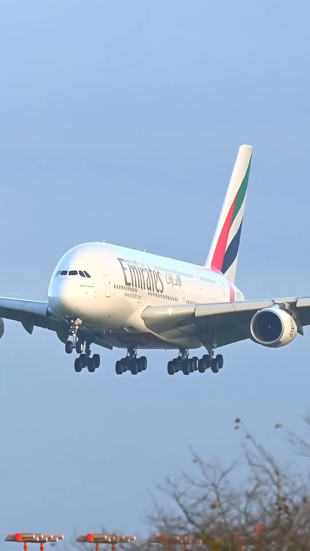 A380 struggles during final approach
