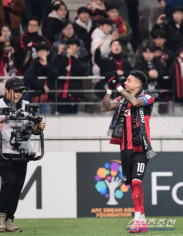 Lingard saying goodbye to Sangambeol fans
