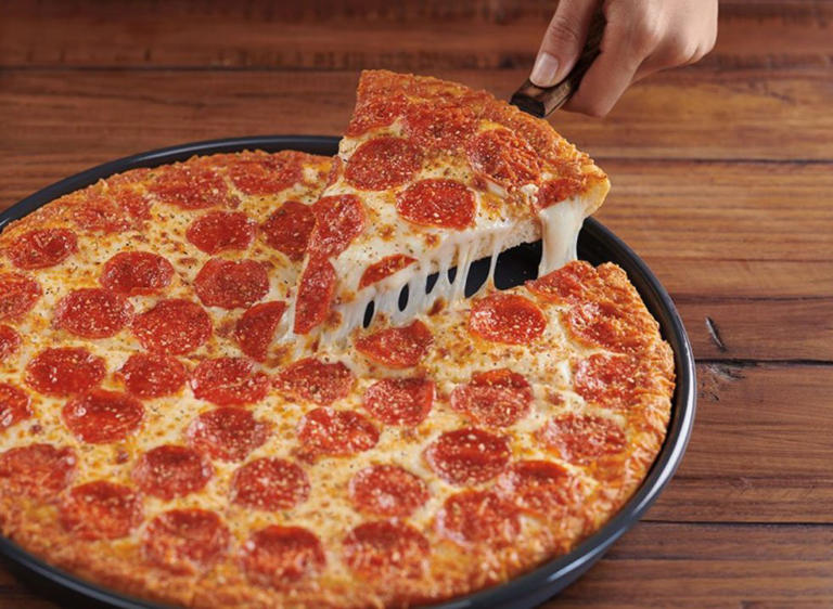 5 chain restaurants with the best stuffed crust pizza, according to diners